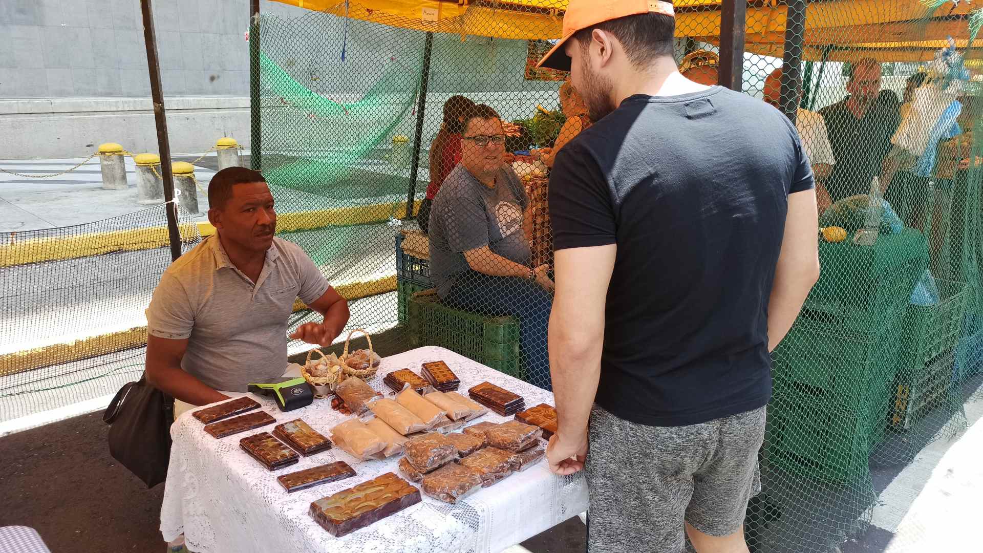 ARI Móvil acompaña la multiculturalidad en el mercadito - Runrun.es: En ...