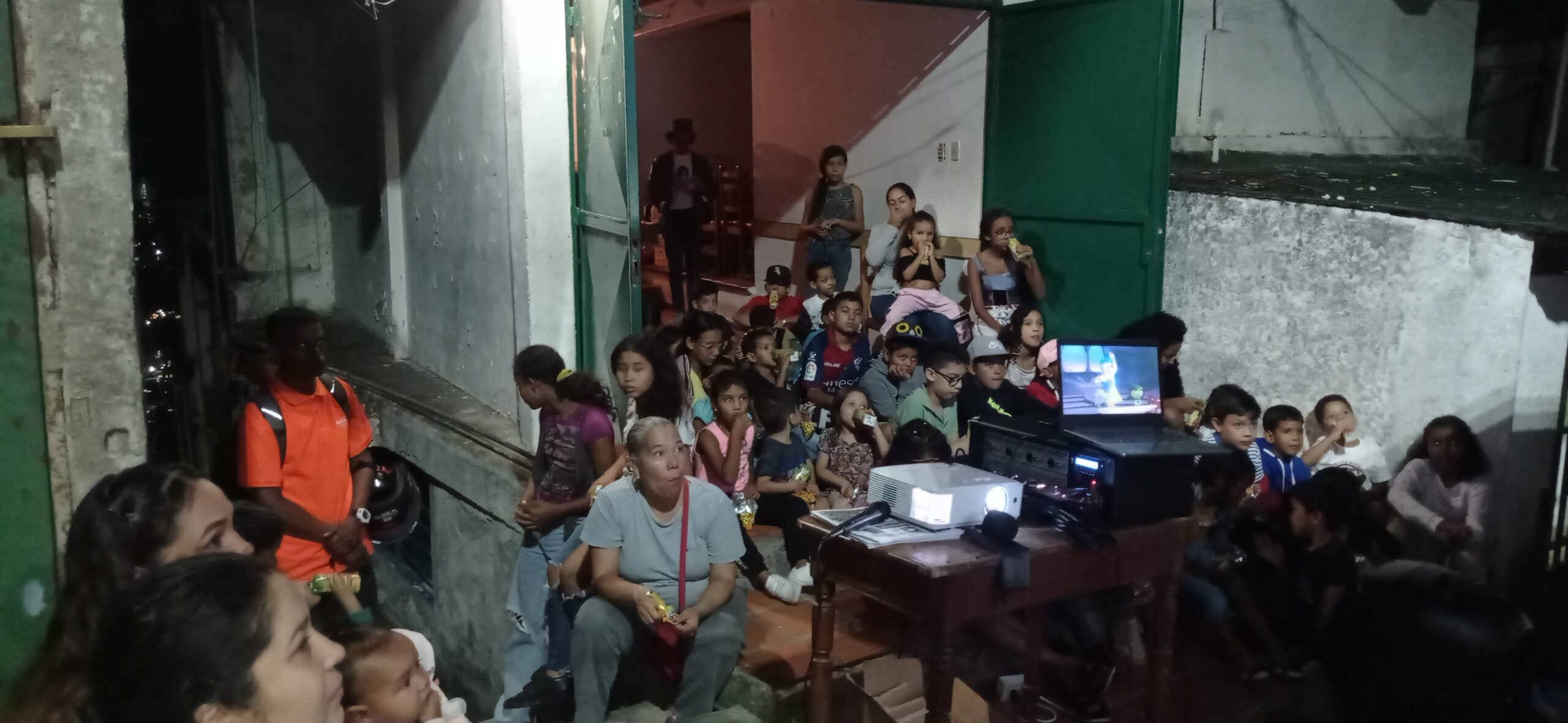 Treinta niños de El Hatillo disfrutaron un viernes de película con el ...